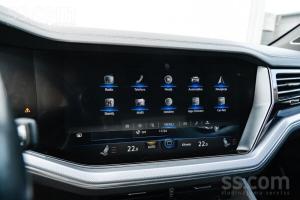 Melns Volkswagen Touareg 2018 Rīga, ar dzinēja tilpumu 3.00 L un nobraukumu 133 tūkst. km par 34700 €, foto 23 vietnē AUTOMOTO.COM.LV