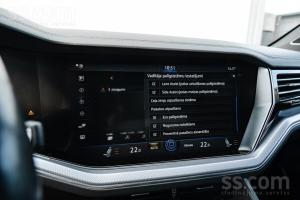 Melns Volkswagen Touareg 2018 Rīga, ar dzinēja tilpumu 3.00 L un nobraukumu 133 tūkst. km par 34700 €, foto 25 vietnē AUTOMOTO.COM.LV