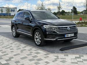 Melns Volkswagen Touareg 2018 Rīga, ar dzinēja tilpumu 3.00 L un nobraukumu 225 tūkst. km par 34999 €, foto  vietnē AUTOMOTO.COM.LV