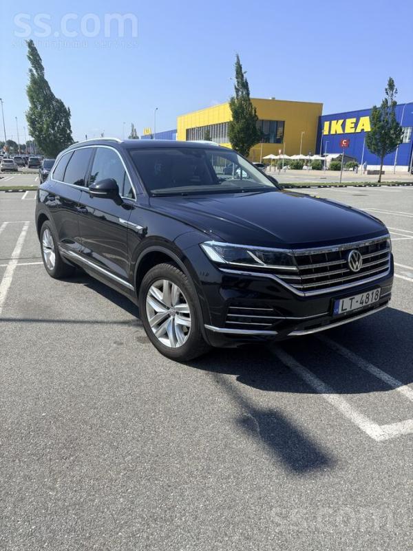 Black Volkswagen Touareg 2018 in Riga, with an engine capacity of 3.00 L and mileage of 137 thousand km for 30500 €, photo 1 on AUTOMOTO.COM.LV