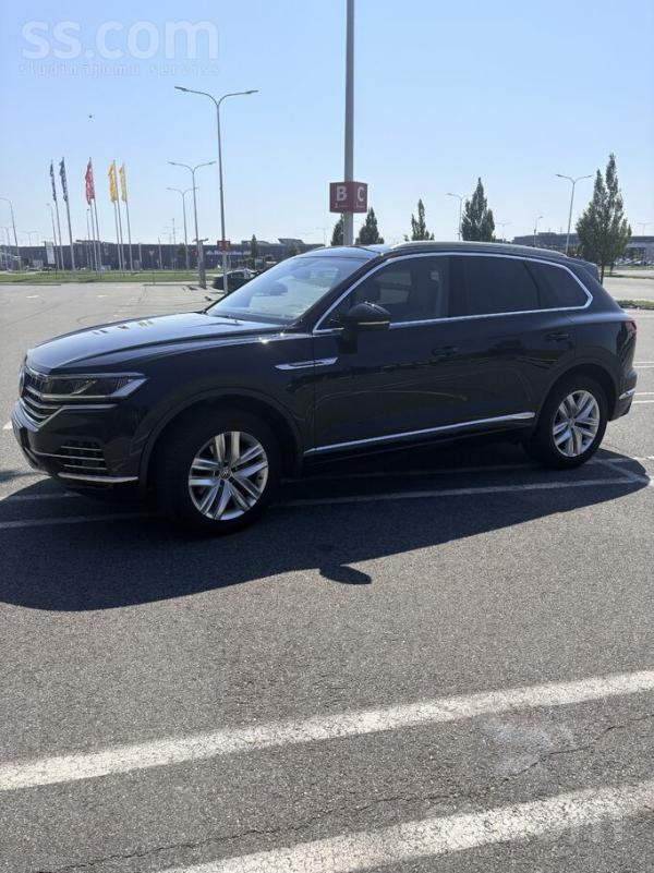 Black Volkswagen Touareg 2018 in Riga, with an engine capacity of 3.00 L and mileage of 137 thousand km for 30500 €, photo 3 on AUTOMOTO.COM.LV