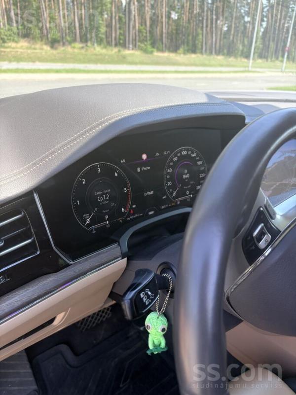 Black Volkswagen Touareg 2018 in Riga, with an engine capacity of 3.00 L and mileage of 137 thousand km for 30500 €, photo 5 on AUTOMOTO.COM.LV