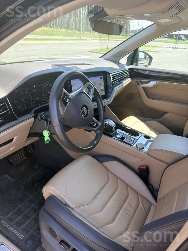 Black Volkswagen Touareg 2018 in Riga, with an engine capacity of 3.00 L and mileage of 137 thousand km for 30500 €, photo 6 on AUTOMOTO.COM.LV