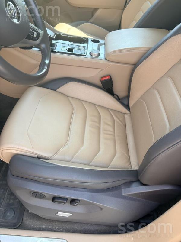 Black Volkswagen Touareg 2018 in Riga, with an engine capacity of 3.00 L and mileage of 137 thousand km for 30500 €, photo 8 on AUTOMOTO.COM.LV