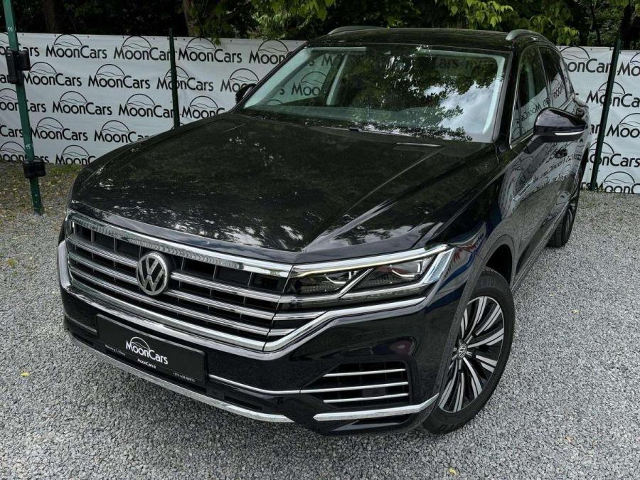 Black Volkswagen Touareg 2018 in Vilnius, with an engine capacity of 3.00 L and mileage of 172 thousand km for 32500 €, photo 3 on AUTOMOTO.COM.LV