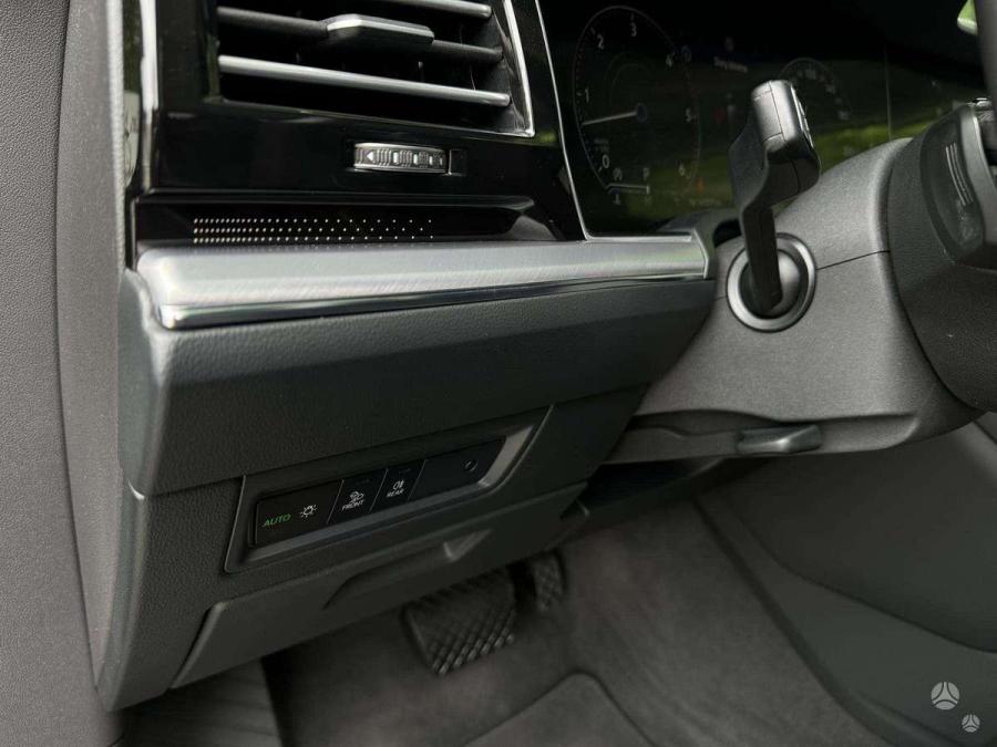 Black Volkswagen Touareg 2018 in Vilnius, with an engine capacity of 3.00 L and mileage of 172 thousand km for 32500 €, photo 23 on AUTOMOTO.COM.LV