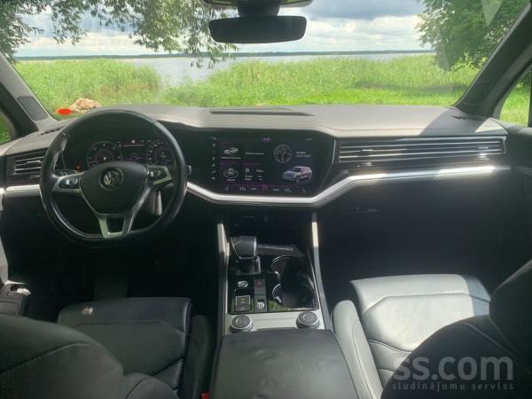 Black Volkswagen Touareg 2018 in Riga, with an engine capacity of 3.00 L and mileage of 144 thousand km for 30500 €, photo 6 on AUTOMOTO.COM.LV