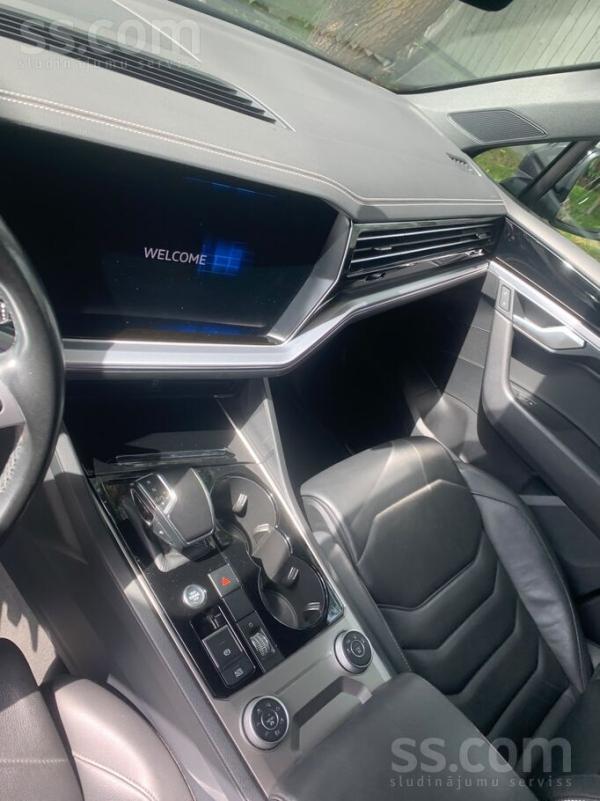 Black Volkswagen Touareg 2018 in Riga, with an engine capacity of 3.00 L and mileage of 144 thousand km for 30500 €, photo 9 on AUTOMOTO.COM.LV