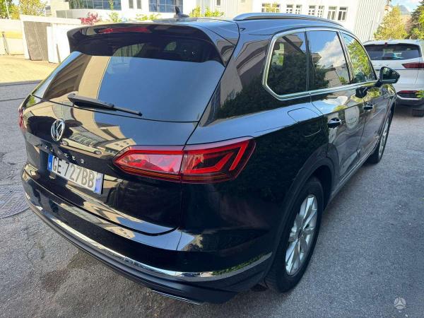 Melns Volkswagen Touareg 2018 Kauņa, ar dzinēja tilpumu 3.00 L un nobraukumu 170 tūkst. km par 31900 €, foto 4 vietnē AUTOMOTO.COM.LV