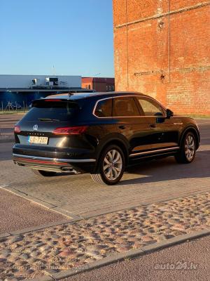 Black Volkswagen Touareg 2018 in Tallinn, with an engine capacity of 3.00 L and mileage of 145 thousand km for 32300 €, photo 7 on AUTOMOTO.COM.LV