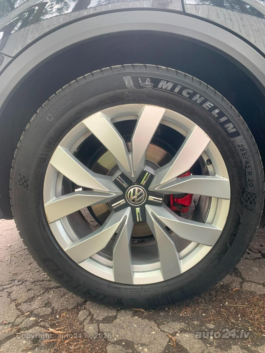 Black Volkswagen Touareg 2018 in Tallinn, with an engine capacity of 3.00 L and mileage of 145 thousand km for 32300 €, photo 15 on AUTOMOTO.COM.LV