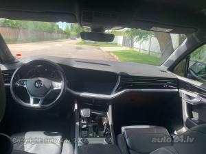 Black Volkswagen Touareg 2018 in Tallinn, with an engine capacity of 3.00 L and mileage of 145 thousand km for 32300 €, photo 16 on AUTOMOTO.COM.LV