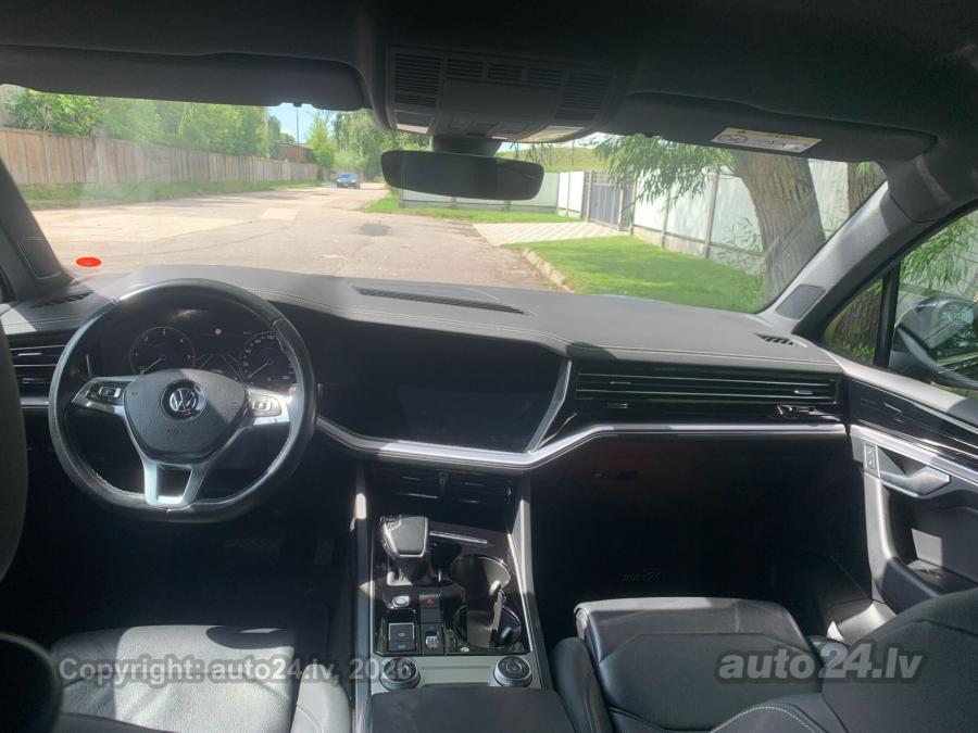 Black Volkswagen Touareg 2018 in Tallinn, with an engine capacity of 3.00 L and mileage of 145 thousand km for 32300 €, photo 16 on AUTOMOTO.COM.LV