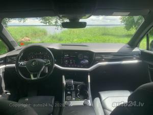 Black Volkswagen Touareg 2018 in Tallinn, with an engine capacity of 3.00 L and mileage of 145 thousand km for 32300 €, photo 17 on AUTOMOTO.COM.LV
