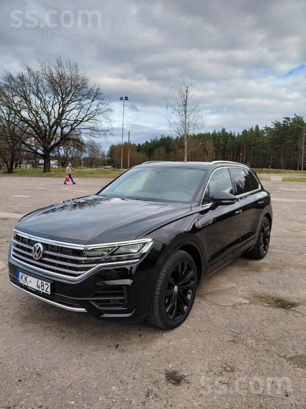Black Volkswagen Touareg 2018 in Riga, with an engine capacity of 3.00 L and mileage of 133 thousand km for 32900 €, photo 1 on AUTOMOTO.COM.LV