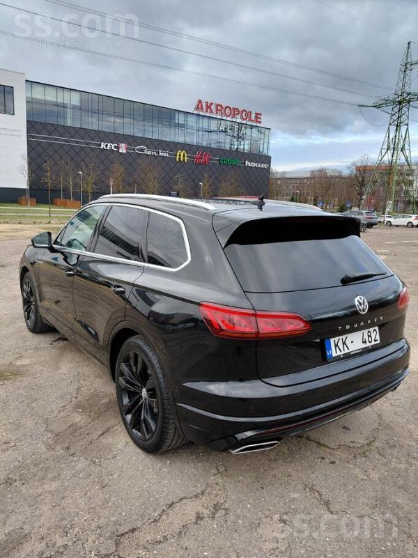 Black Volkswagen Touareg 2018 in Riga, with an engine capacity of 3.00 L and mileage of 133 thousand km for 32900 €, photo 6 on AUTOMOTO.COM.LV