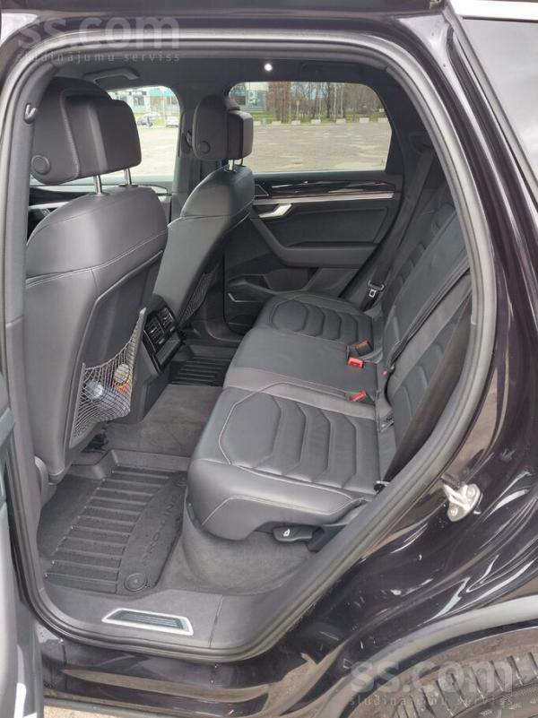 Black Volkswagen Touareg 2018 in Riga, with an engine capacity of 3.00 L and mileage of 133 thousand km for 32900 €, photo 9 on AUTOMOTO.COM.LV