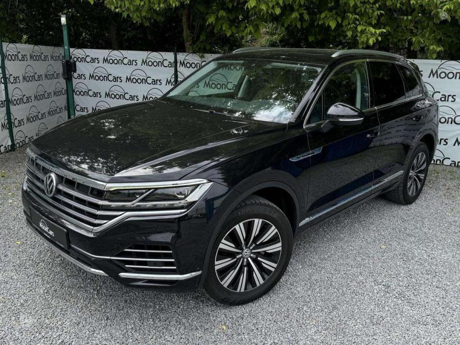 Black Volkswagen Touareg 2018 in Vilnius, with an engine capacity of 3.00 L and mileage of 172 thousand km for 32300 €, photo 1 on AUTOMOTO.COM.LV
