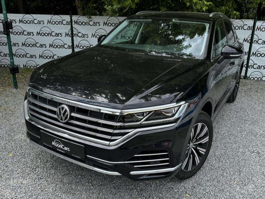 Black Volkswagen Touareg 2018 in Vilnius, with an engine capacity of 3.00 L and mileage of 172 thousand km for 32300 €, photo 3 on AUTOMOTO.COM.LV