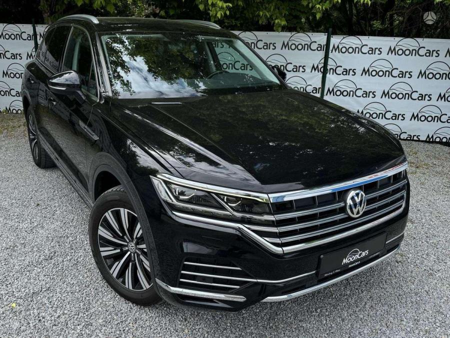 Black Volkswagen Touareg 2018 in Vilnius, with an engine capacity of 3.00 L and mileage of 172 thousand km for 32300 €, photo 5 on AUTOMOTO.COM.LV
