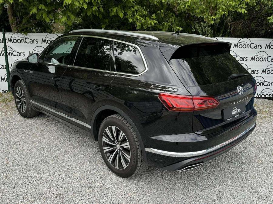 Black Volkswagen Touareg 2018 in Vilnius, with an engine capacity of 3.00 L and mileage of 172 thousand km for 32300 €, photo 6 on AUTOMOTO.COM.LV