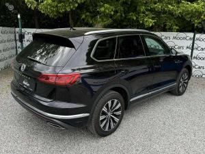 Black Volkswagen Touareg 2018 in Vilnius, with an engine capacity of 3.00 L and mileage of 172 thousand km for 32300 €, photo 8 on AUTOMOTO.COM.LV