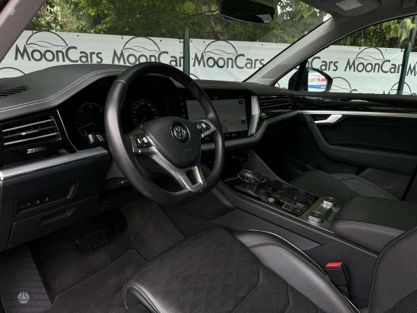 Melns Volkswagen Touareg 2018 Viļņa, ar dzinēja tilpumu 3.00 L un nobraukumu 172 tūkst. km par 32300 €, foto 10 vietnē AUTOMOTO.COM.LV