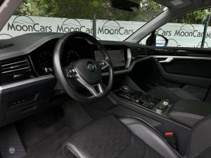 Black Volkswagen Touareg 2018 in Vilnius, with an engine capacity of 3.00 L and mileage of 172 thousand km for 32300 €, photo 10 on AUTOMOTO.COM.LV