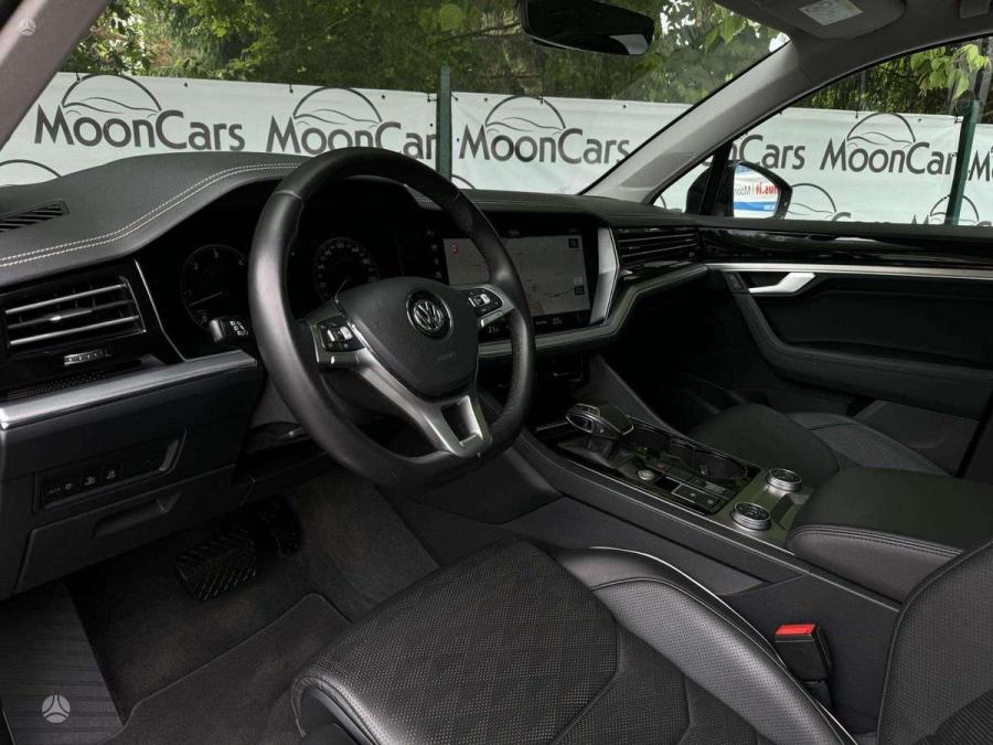 Black Volkswagen Touareg 2018 in Vilnius, with an engine capacity of 3.00 L and mileage of 172 thousand km for 32300 €, photo 10 on AUTOMOTO.COM.LV