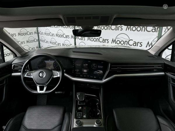Melns Volkswagen Touareg 2018 Viļņa, ar dzinēja tilpumu 3.00 L un nobraukumu 172 tūkst. km par 32300 €, foto 11 vietnē AUTOMOTO.COM.LV