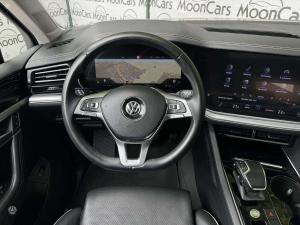 Black Volkswagen Touareg 2018 in Vilnius, with an engine capacity of 3.00 L and mileage of 172 thousand km for 32300 €, photo 12 on AUTOMOTO.COM.LV