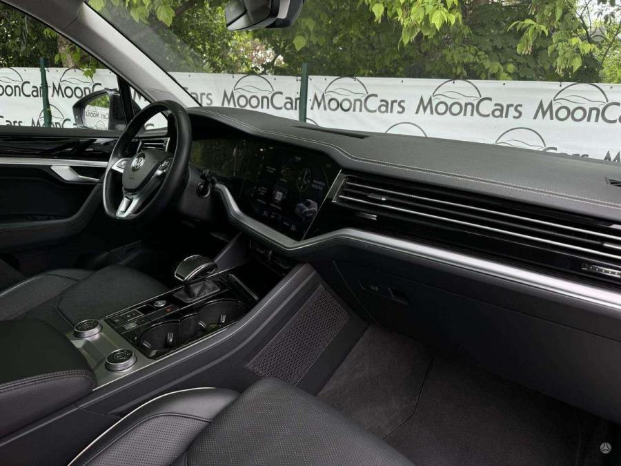 Black Volkswagen Touareg 2018 in Vilnius, with an engine capacity of 3.00 L and mileage of 172 thousand km for 32300 €, photo 14 on AUTOMOTO.COM.LV