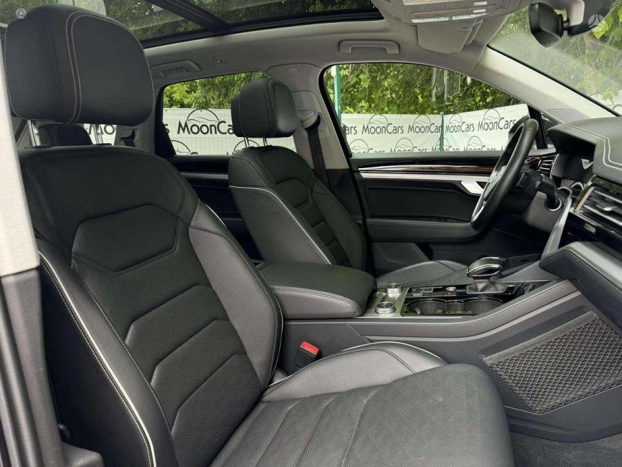 Black Volkswagen Touareg 2018 in Vilnius, with an engine capacity of 3.00 L and mileage of 172 thousand km for 32300 €, photo 15 on AUTOMOTO.COM.LV