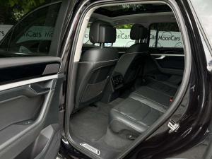 Black Volkswagen Touareg 2018 in Vilnius, with an engine capacity of 3.00 L and mileage of 172 thousand km for 32300 €, photo 16 on AUTOMOTO.COM.LV