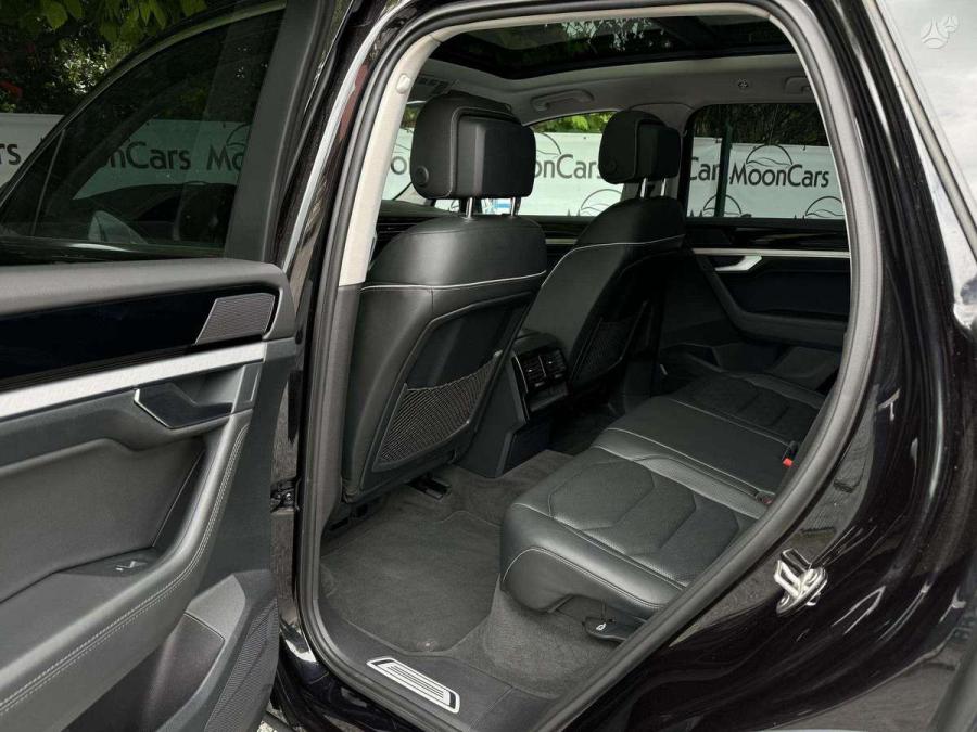 Black Volkswagen Touareg 2018 in Vilnius, with an engine capacity of 3.00 L and mileage of 172 thousand km for 32300 €, photo 16 on AUTOMOTO.COM.LV