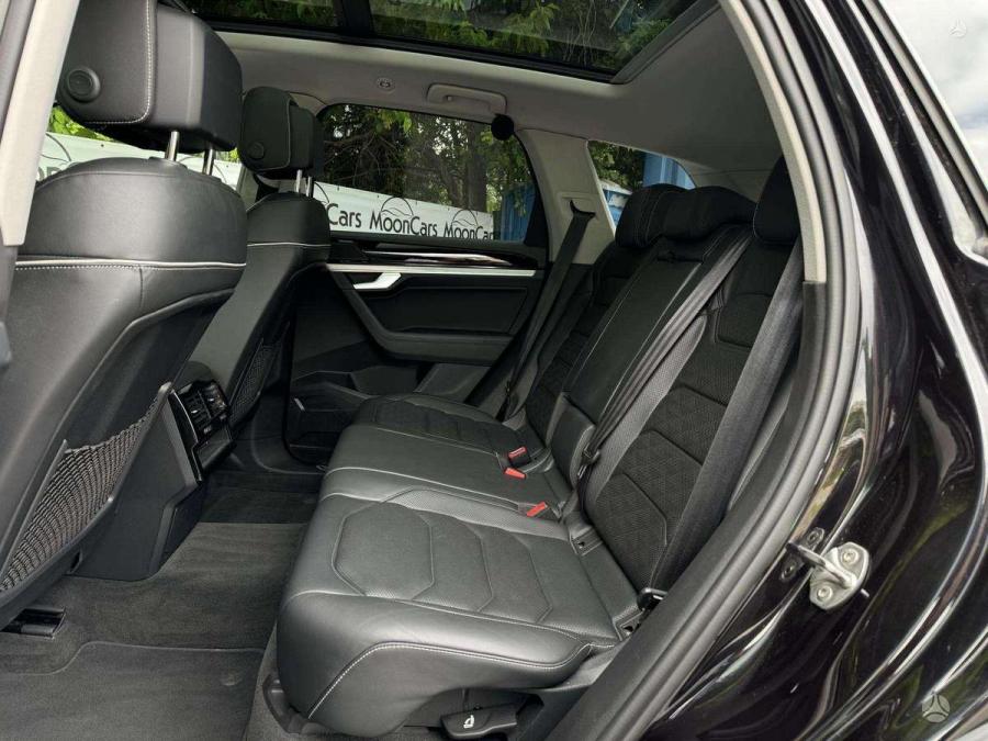 Black Volkswagen Touareg 2018 in Vilnius, with an engine capacity of 3.00 L and mileage of 172 thousand km for 32300 €, photo 17 on AUTOMOTO.COM.LV