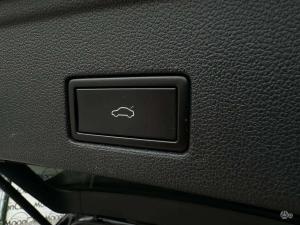 Black Volkswagen Touareg 2018 in Vilnius, with an engine capacity of 3.00 L and mileage of 172 thousand km for 32300 €, photo 21 on AUTOMOTO.COM.LV