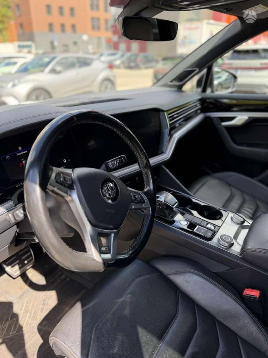 Melns Volkswagen Touareg 2018 Viļņa, ar dzinēja tilpumu 2.97 L un nobraukumu 253 tūkst. km par 24500 €, foto 6 vietnē AUTOMOTO.COM.LV