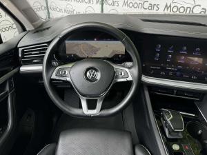 Melns Volkswagen Touareg 2018 Viļņa, ar dzinēja tilpumu 3.00 L un nobraukumu 172 tūkst. km par 32300 €, foto 12 vietnē AUTOMOTO.COM.LV