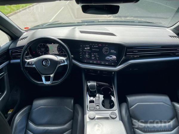 Black Volkswagen Touareg 2018 in Riga, with an engine capacity of 3.00 L and mileage of 147 thousand km for 30500 €, photo 5 on AUTOMOTO.COM.LV