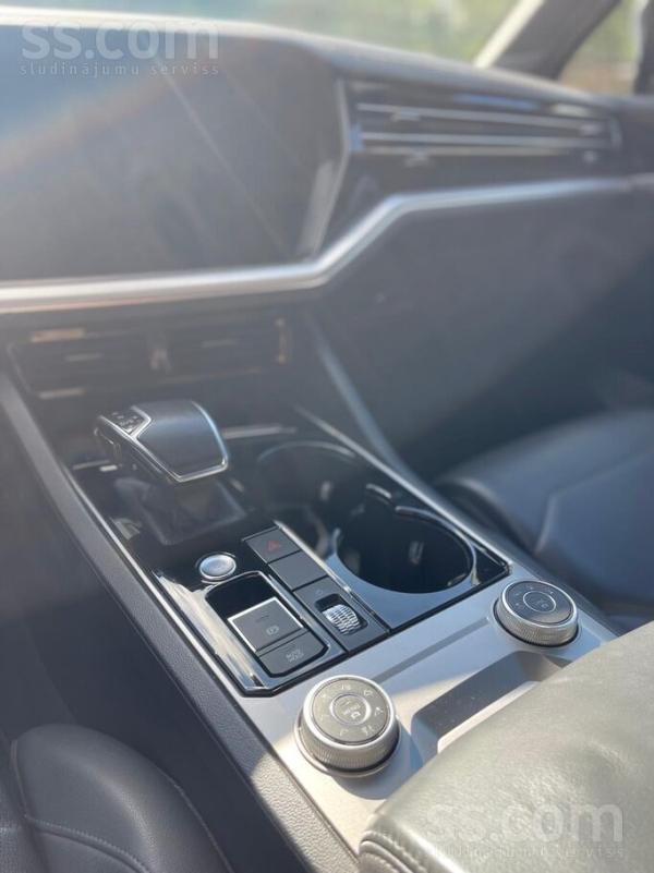 Black Volkswagen Touareg 2018 in Riga, with an engine capacity of 3.00 L and mileage of 147 thousand km for 30500 €, photo 9 on AUTOMOTO.COM.LV