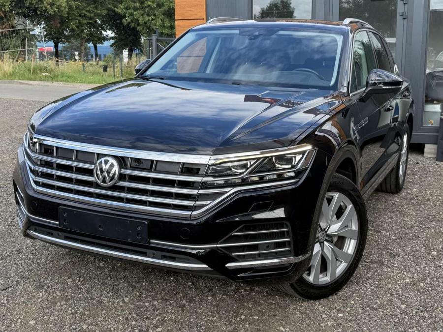 Black Volkswagen Touareg 2018 in Kaunas, with an engine capacity of 3.00 L and mileage of 173 thousand km for 30950 €, photo 1 on AUTOMOTO.COM.LV