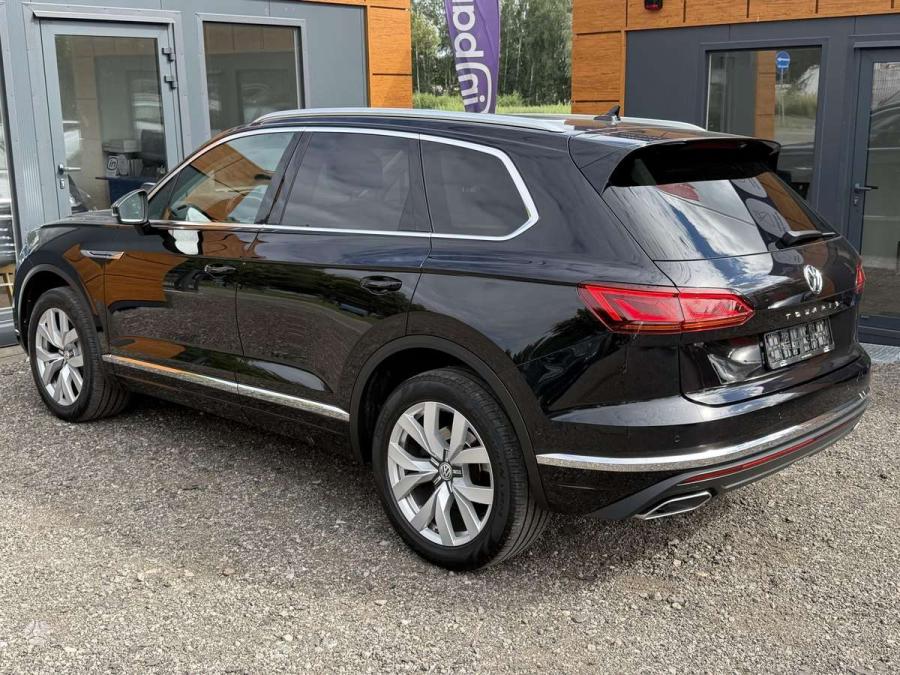 Black Volkswagen Touareg 2018 in Kaunas, with an engine capacity of 3.00 L and mileage of 173 thousand km for 30950 €, photo 4 on AUTOMOTO.COM.LV