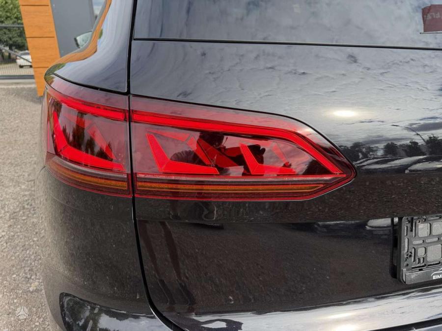 Black Volkswagen Touareg 2018 in Kaunas, with an engine capacity of 3.00 L and mileage of 173 thousand km for 30950 €, photo 7 on AUTOMOTO.COM.LV