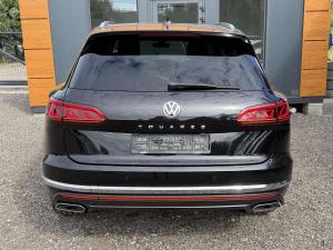 Black Volkswagen Touareg 2018 in Kaunas, with an engine capacity of 3.00 L and mileage of 173 thousand km for 30950 €, photo 8 on AUTOMOTO.COM.LV