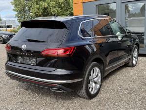 Black Volkswagen Touareg 2018 in Kaunas, with an engine capacity of 3.00 L and mileage of 173 thousand km for 30950 €, photo 9 on AUTOMOTO.COM.LV