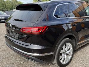 Black Volkswagen Touareg 2018 in Kaunas, with an engine capacity of 3.00 L and mileage of 173 thousand km for 30950 €, photo 10 on AUTOMOTO.COM.LV