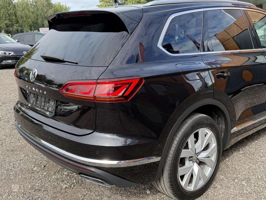 Black Volkswagen Touareg 2018 in Kaunas, with an engine capacity of 3.00 L and mileage of 173 thousand km for 30950 €, photo 10 on AUTOMOTO.COM.LV
