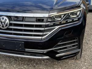 Black Volkswagen Touareg 2018 in Kaunas, with an engine capacity of 3.00 L and mileage of 173 thousand km for 30950 €, photo 13 on AUTOMOTO.COM.LV