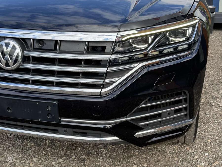 Black Volkswagen Touareg 2018 in Kaunas, with an engine capacity of 3.00 L and mileage of 173 thousand km for 30950 €, photo 13 on AUTOMOTO.COM.LV